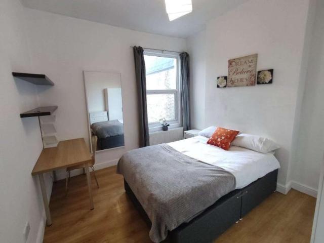 4 Bedroom Shared Living/roommate London London 101837097