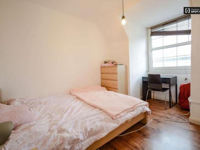 4 Bedroom Shared Living/roommate London London 101838380