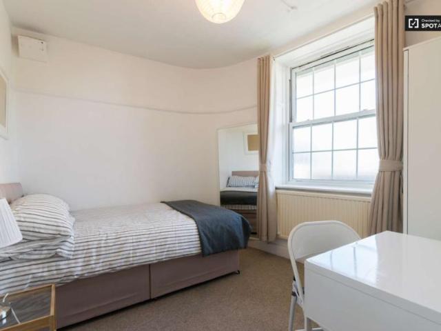 4 Bedroom Shared Living/roommate London London 101845780