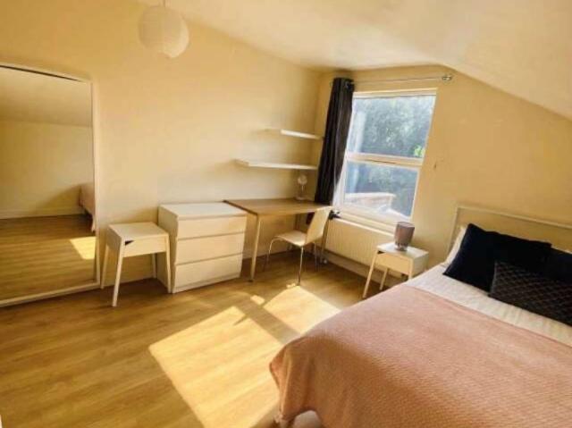 4 Bedroom Shared Living/roommate London London 101846083