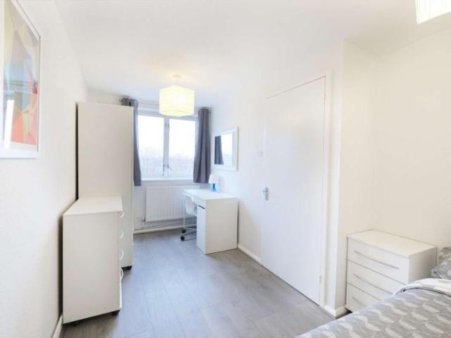 4 Bedroom Shared Living/roommate London London 101846417