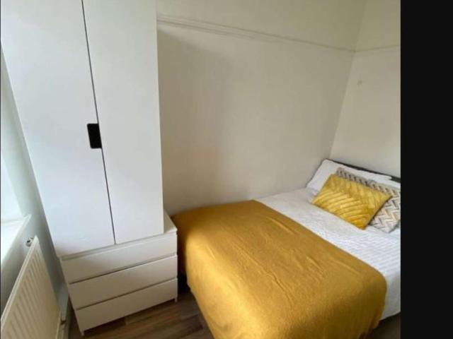 4 Bedroom Shared Living/roommate London London 101846585
