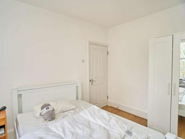 4 Bedroom Shared Living/roommate London London 101847314
