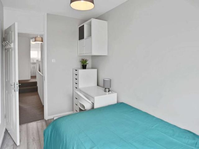 4 Bedroom Shared Living/roommate London London 101848160
