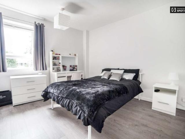 4 Bedroom Shared Living/roommate London London 101848777
