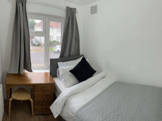 4 Bedroom Shared Living/roommate London London 101849046