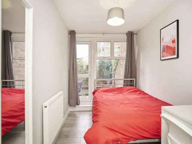 4 Bedroom Shared Living/roommate London London 101849051