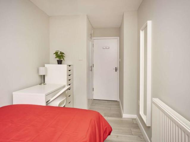 4 Bedroom Shared Living/roommate London London 101843624