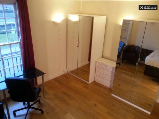 4 Bedroom Shared Living/roommate London London 101854040