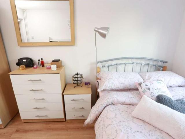4 Bedroom Shared Living/roommate London London 101855746