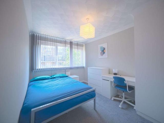 4 Bedroom Shared Living/roommate London London 101850381