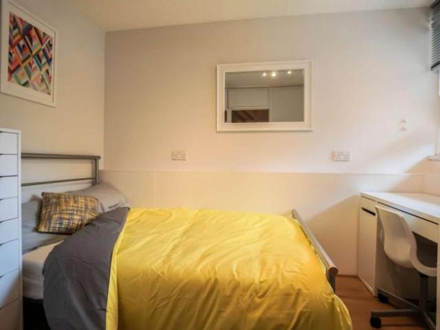 4 Bedroom Shared Living/roommate London London 101850413