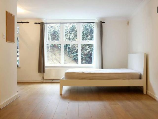 4 Bedroom Shared Living/roommate London London 101850559