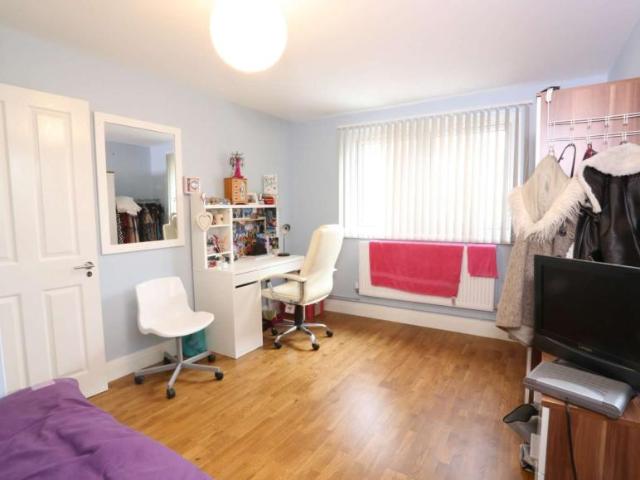 4 Bedroom Shared Living/roommate London London 101852032