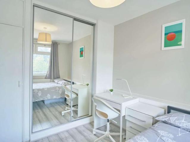 4 Bedroom Shared Living/roommate London London 101852858
