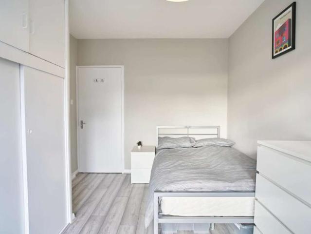 4 Bedroom Shared Living/roommate London London 101852942