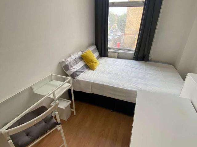4 Bedroom Shared Living/roommate London London 101853117