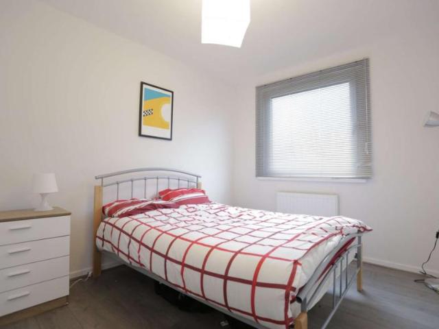 4 Bedroom Shared Living/roommate London London 101853339