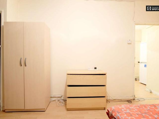 4 Bedroom Shared Living/roommate London London 101853627