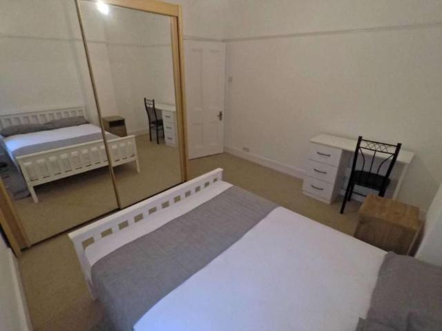 4 Bedroom Shared Living/roommate London London 101853675