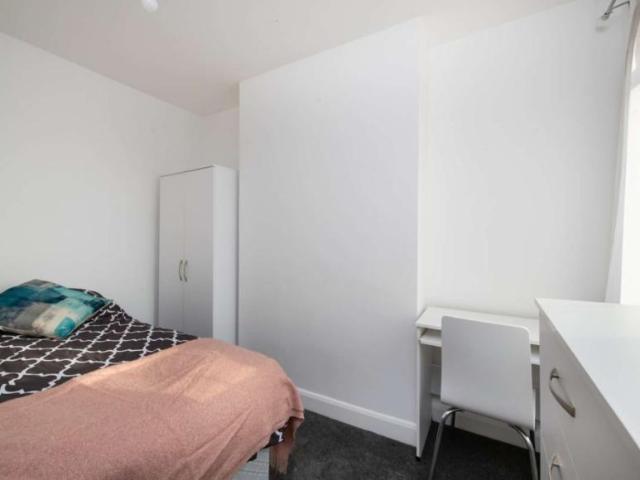 4 Bedroom Shared Living/roommate London London 101853874
