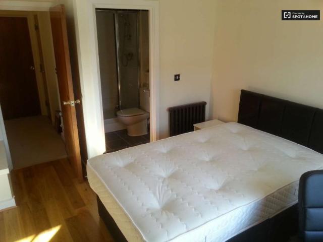 4 Bedroom Shared Living/roommate London London 101853946