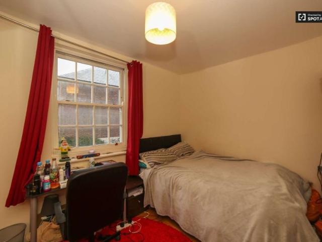 4 Bedroom Shared Living/roommate London London 101853964
