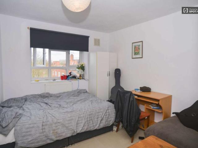 4 Bedroom Shared Living/roommate London London 102055920