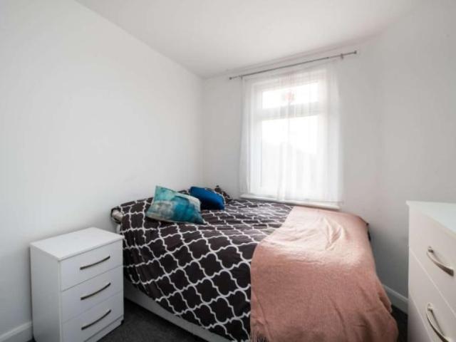 4 Bedroom Shared Living/roommate London London 102250369