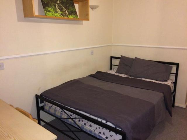 4 Bedroom Shared Living/roommate London London 102368507