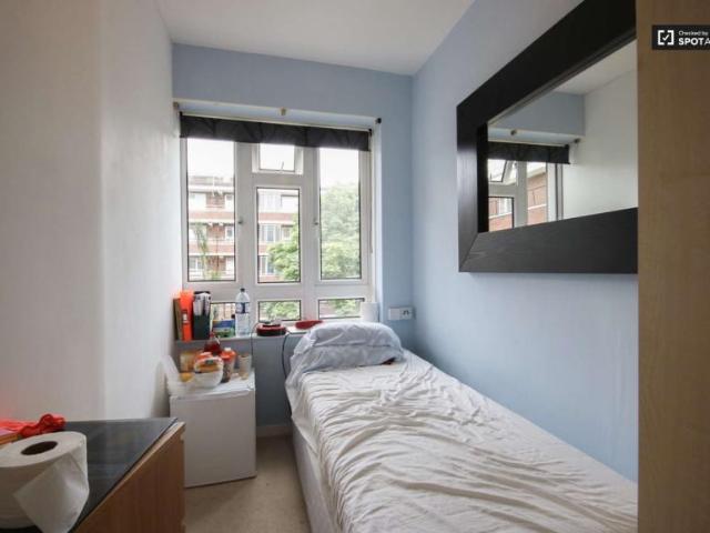 4 Bedroom Shared Living/roommate London London 102755935