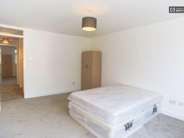 4 Bedroom Shared Living/roommate London London 102796912