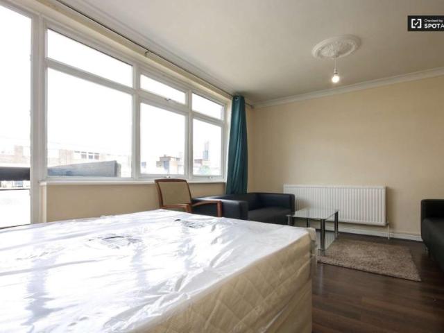 4 Bedroom Shared Living/roommate London London 102797074