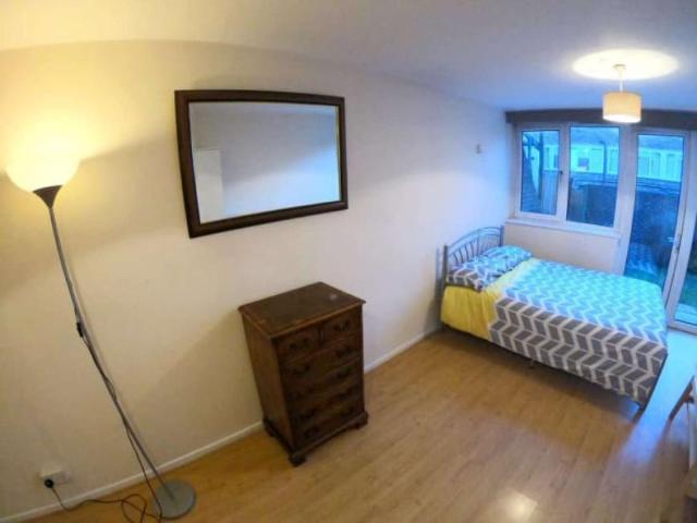 4 Bedroom Shared Living/roommate London London 102954491