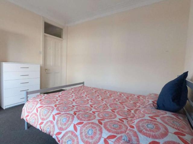 4 Bedroom Shared Living/roommate London London 103094345