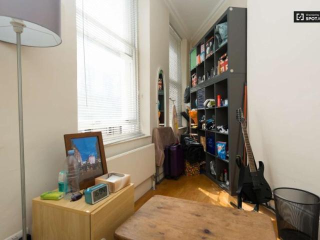 4 Bedroom Shared Living/roommate London London 103597363
