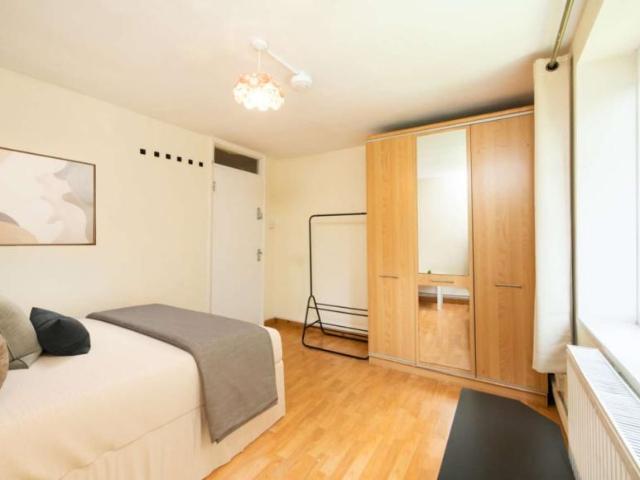 4 Bedroom Shared Living/roommate London London 103615421