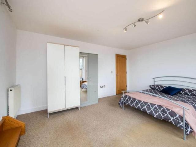 4 Bedroom Shared Living/roommate London London 103697015