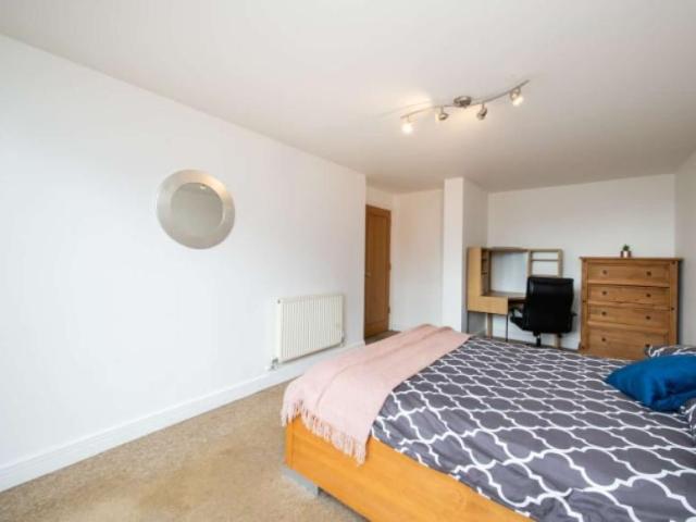 4 Bedroom Shared Living/roommate London London 103697030