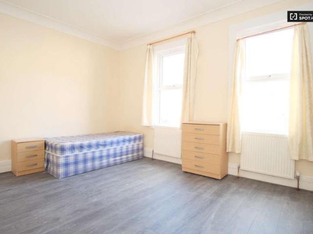4 Bedroom Shared Living/roommate London London 103742444
