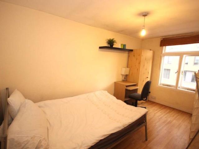 4 Bedroom Shared Living/roommate London London 103742441