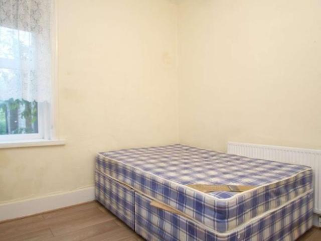 4 Bedroom Shared Living/roommate London London 103742443