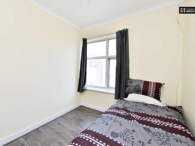 4 Bedroom Shared Living/roommate London London 103742458