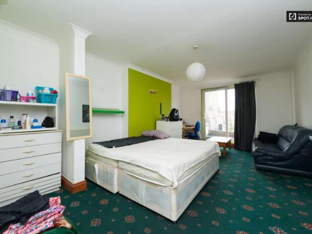 4 Bedroom Shared Living/roommate London London 103742459