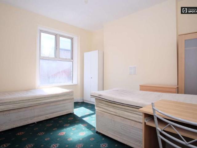 4 Bedroom Shared Living/roommate London London 103742460