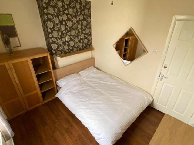 4 Bedroom Shared Living/roommate London London 103742463