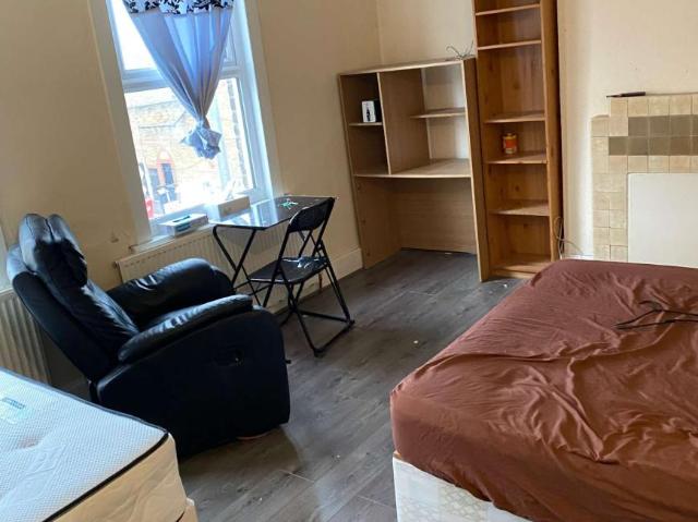 4 Bedroom Shared Living/roommate London London 103742472