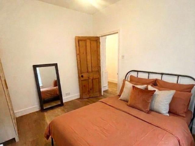 4 Bedroom Shared Living/roommate London London 103803475