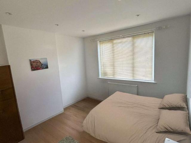 4 Bedroom Shared Living/roommate London London 103803696