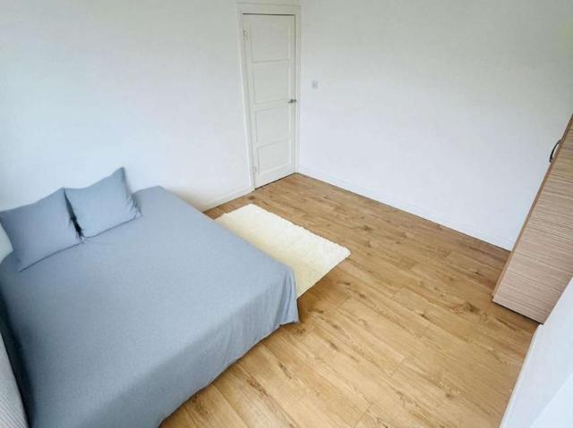 4 Bedroom Shared Living/roommate London London 103803722
